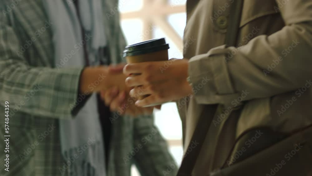 Vidéo Stock Business people handshake, introduction and welcome meeting ...