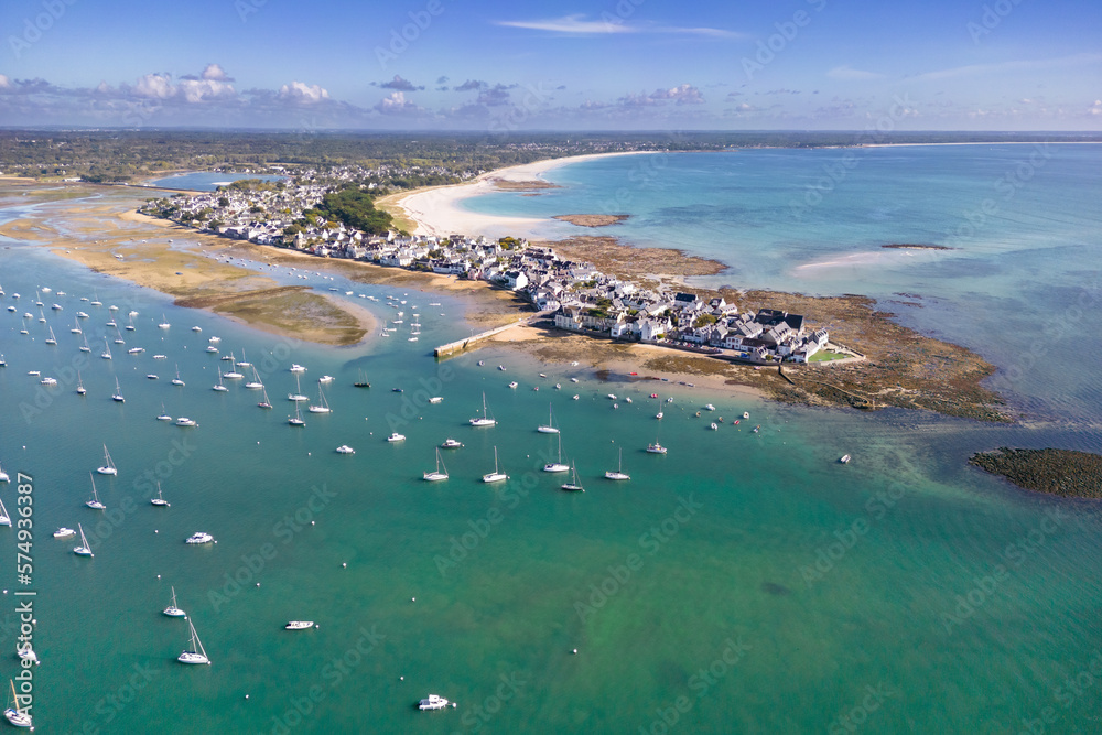Vue aérienne de l'Île-Tudy et son port à marée basse par une journée ensoleillée - Finistère ...