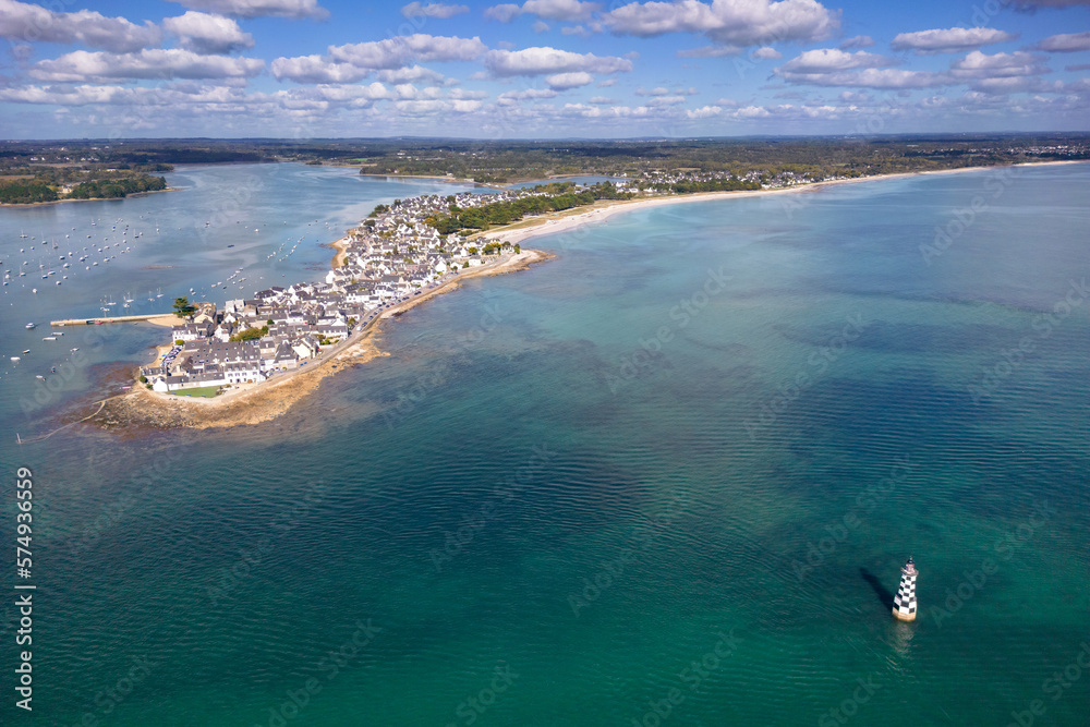 Vue aérienne de l'Île-Tudy et du Phare de la Perdrix par une journée ...