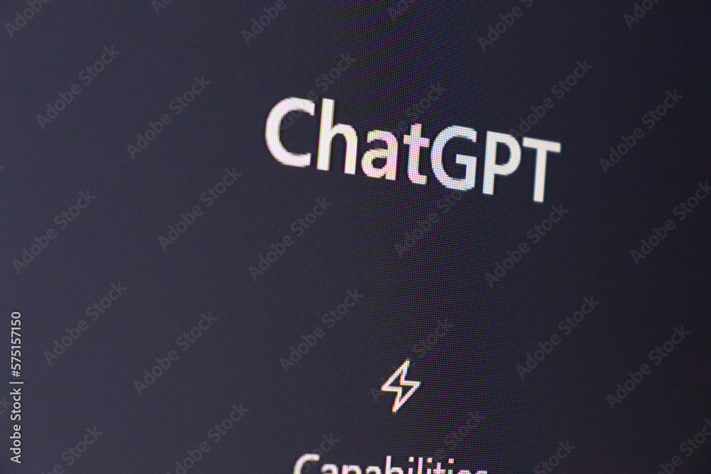 Foto de OpenAi ChatGPT logo. ChatGPT chat bot screen on smartphone and ...
