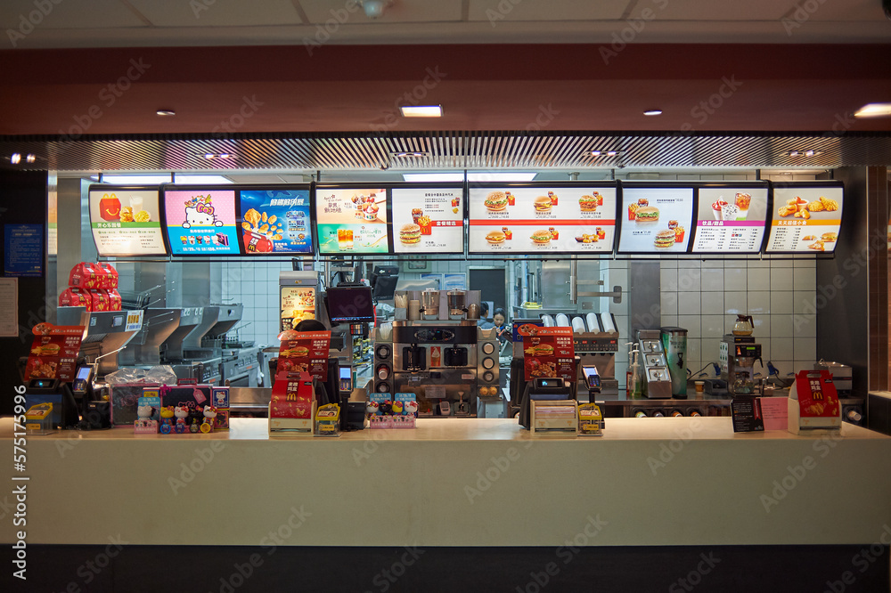 Foto de SHENZHEN, CHINA - MAY 25, 2015: McDonald's sale area at COCO ...