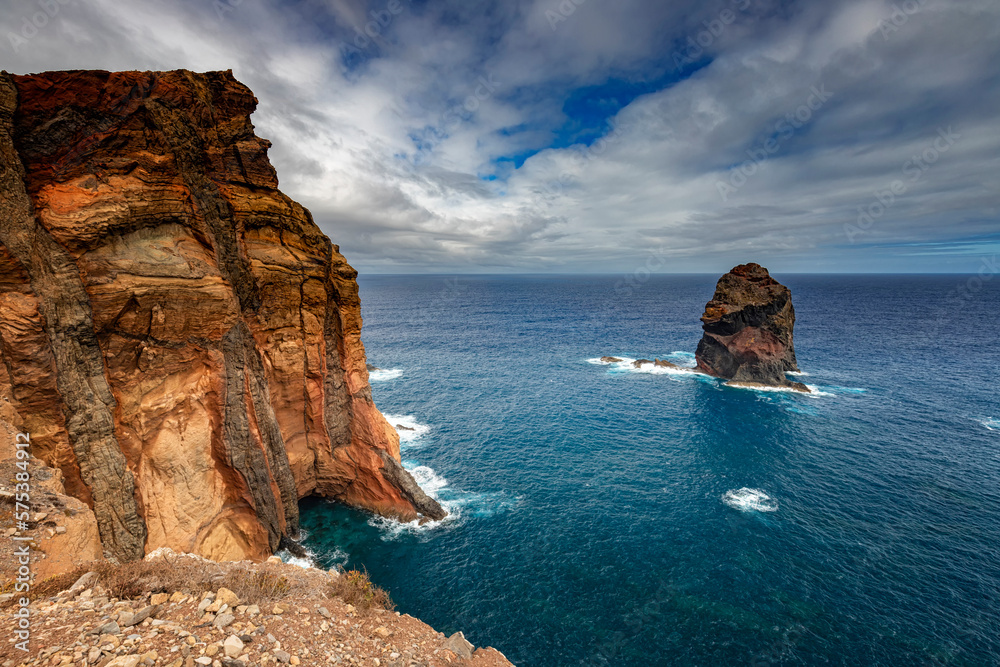 Krajobraz morski. Klify i skalisty przylądek na oceanie, Madera Stock ...