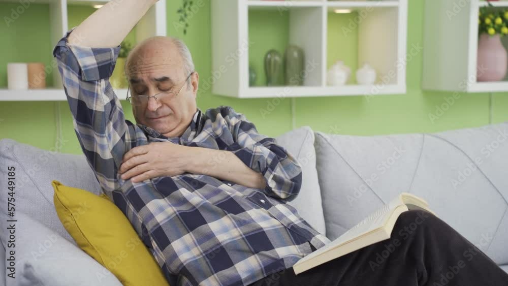 Video „Old man with underarm fungus or allergy scratches his armpits ...