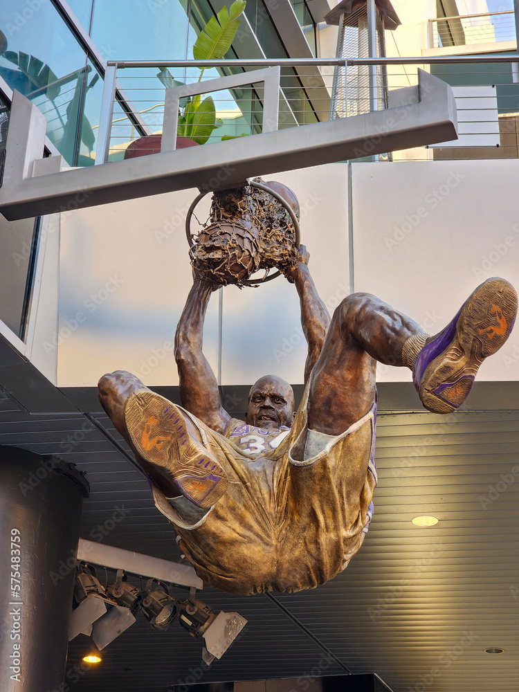 A statue of Shaquille O'Neal dunking a basketball a Lakers uniform in ...