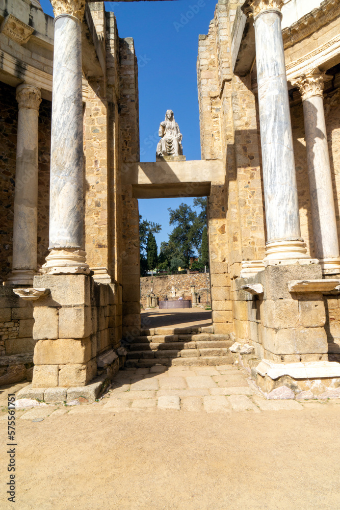 Teatro Romano de Mérida. Una de las puertas de acceso al escenario ...