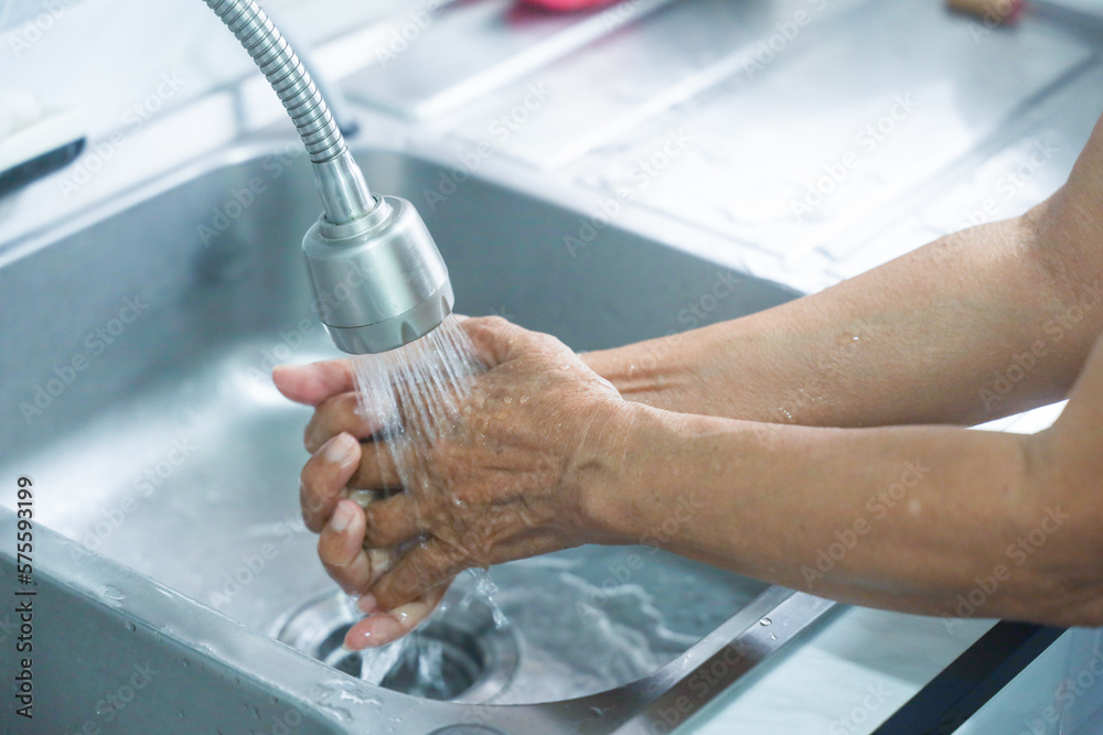 Foto de Elderly woman hands washing. Hand hygiene to prevent infection ...
