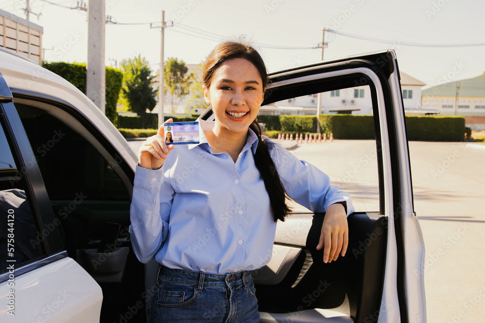 Portrait young asian woman standing smart outside the door of her car ...