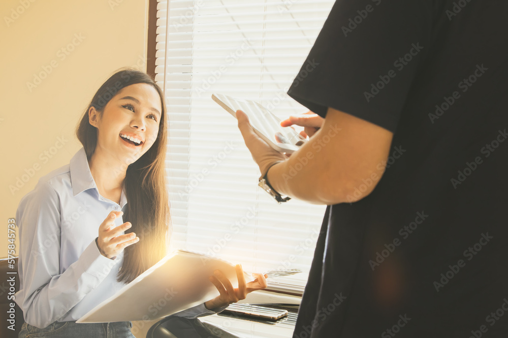 Foto de Beautiful asian female customer ordering food being served by ...