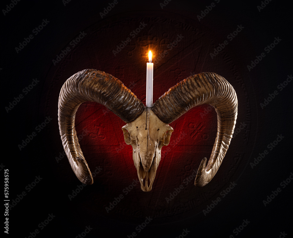 Foto de Devil pentagram with a skull of ram with a lighted candle and ...