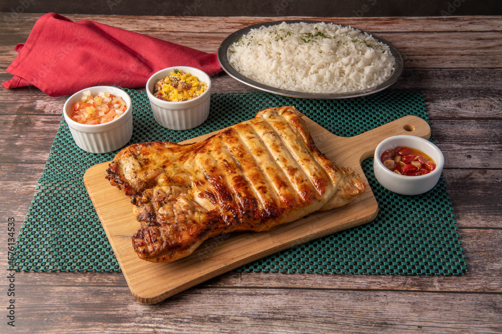 Frango atropélado assado, arroz grelhado, pimenta, farofa e vinagrete ...