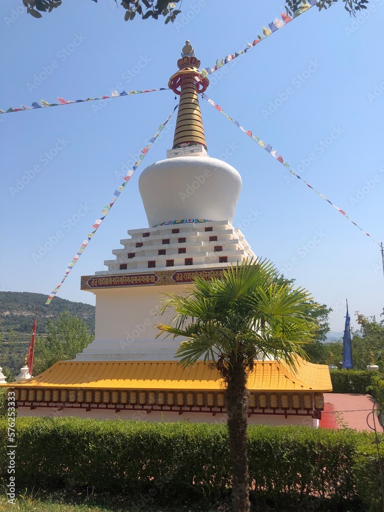 Templo Budista en Panillo, Huesca. objetos budistas, texturas budistas ...