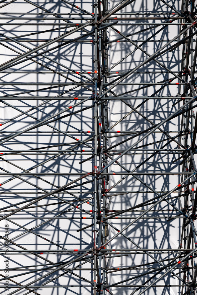 Foto de Complex steel structure of a scaffolding with metal nodes ...