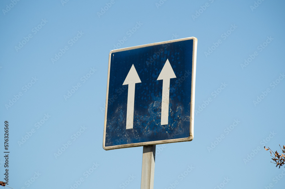 Stockfoto med beskrivningen Calzada de sentido único S-11a Indica que ...