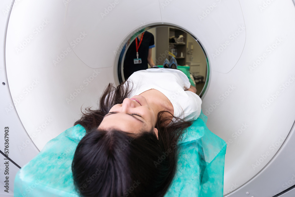 Foto De Ct Scan Technologist Overlooking Patient In Computed Tomography Scanner During