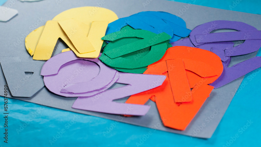 Letras recortadas en cartulinas de colores amontonadas Stock Photo ...