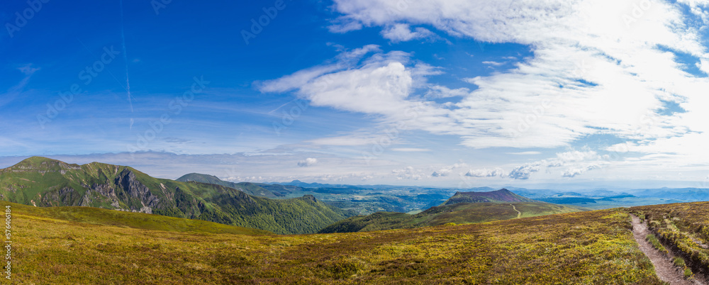 Foto de panorámica de un paisaje de un valle con montaña y un camino en ...
