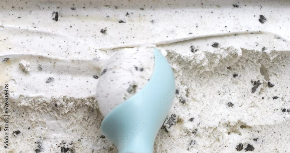Close Up Top view scoop ice cream flavored cookies cream. Stock ビデオ ...