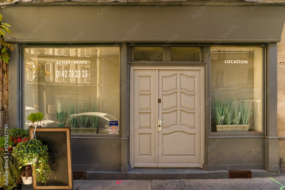 paris france 02 02 2023 : Typical vintage french parisian boutique ...