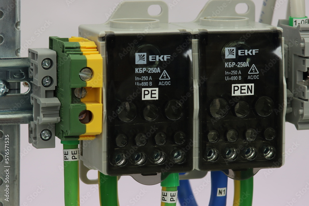 Foto de EKF distribution unit for connecting copper electrical wires ...