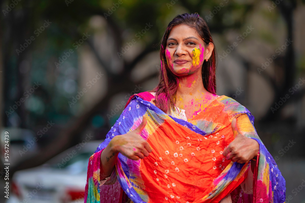 indian young girl showing colourful palm and celebrating holi Stock ...