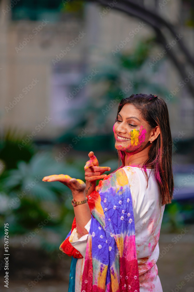 indian young girl showing colourful palm and celebrating holi Stock ...
