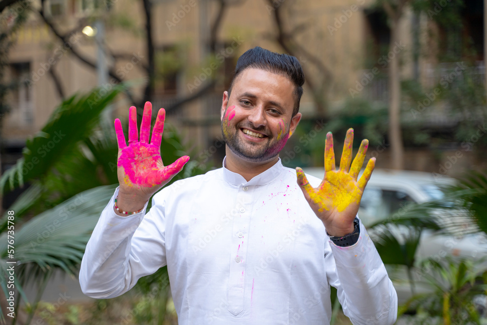 Indian man showing colorful hand and celebrating holi festival. Stock ...