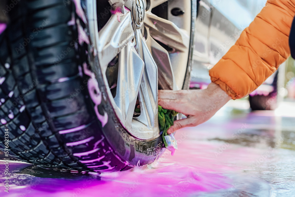 Foto de Car wheels washing car in a self-service car wash station. Car ...