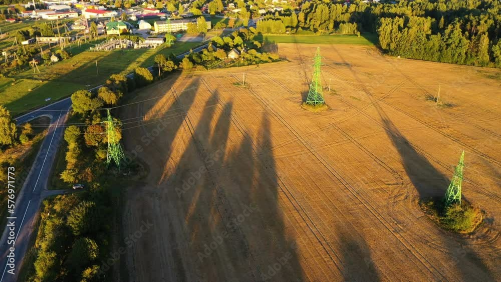 Vidéo Stock High voltage power lines in field and high voltage ...