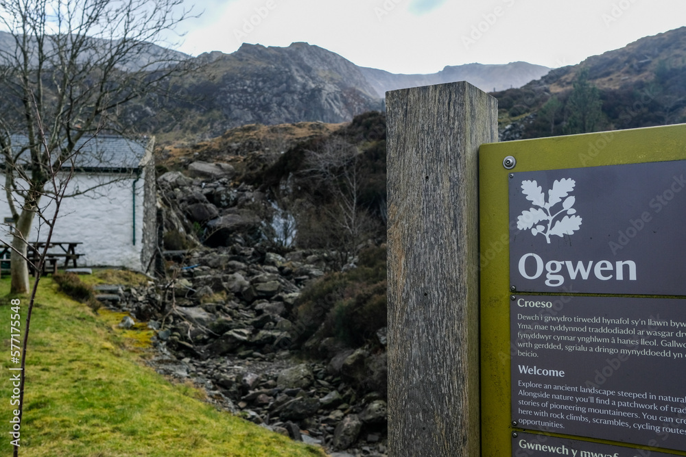 Foto de Snowdonia, Wales- National Trust sign at the Cwm Idwal visitor ...