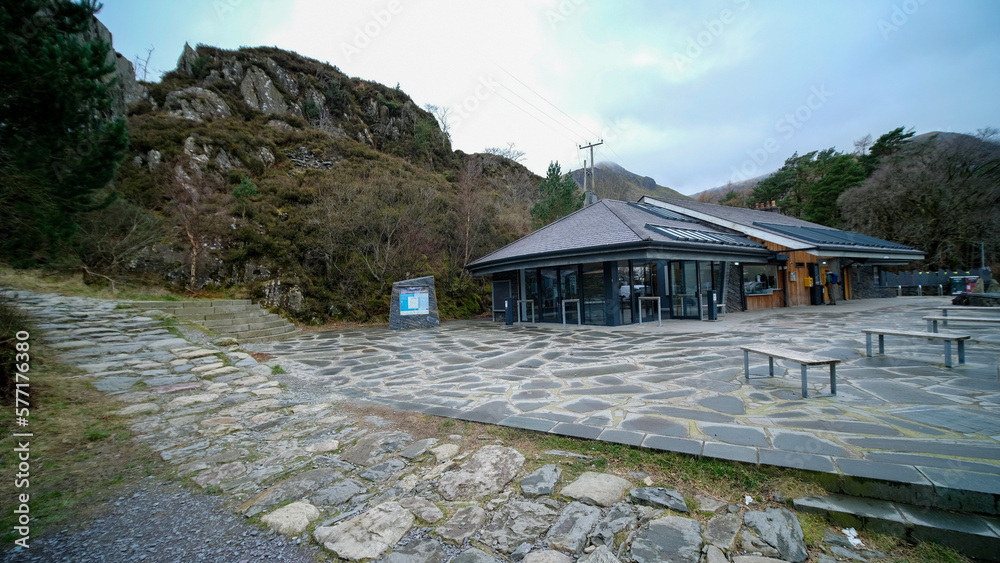 Foto de Snowdonia, Wales- Cwm Idwal visitor Centre in the Ogwen Valley ...
