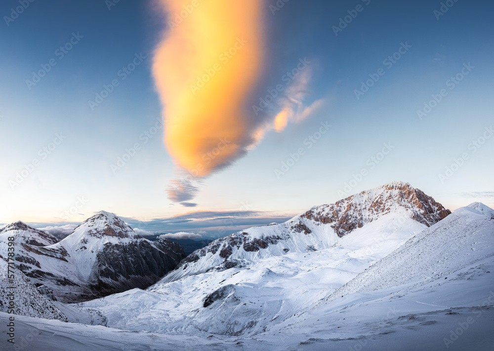 tramonto su campo imperatore innevato, in abruzzo Stock Illustration ...
