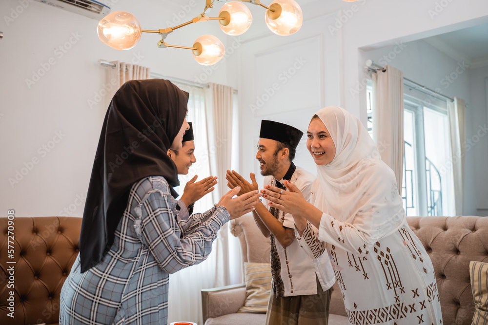 Fotografia do Stock: Muslim couple visiting with hand gestures to ...