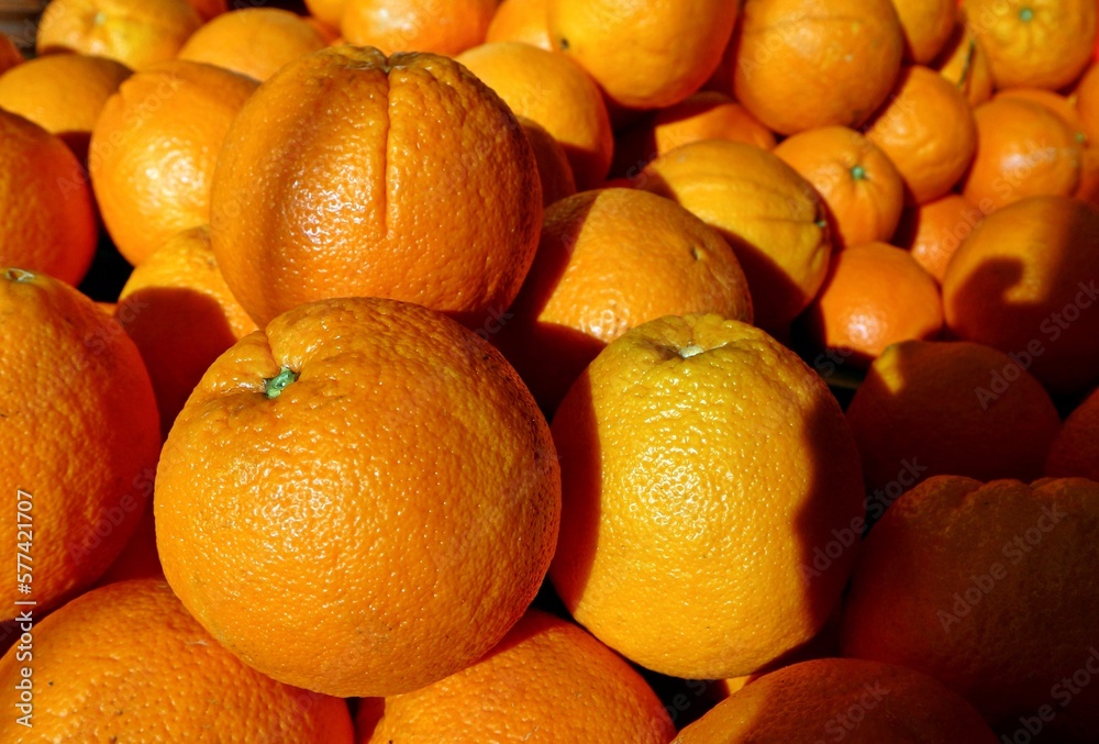 Navel oranges in a shelf of grocery store. Full frame, background and ...