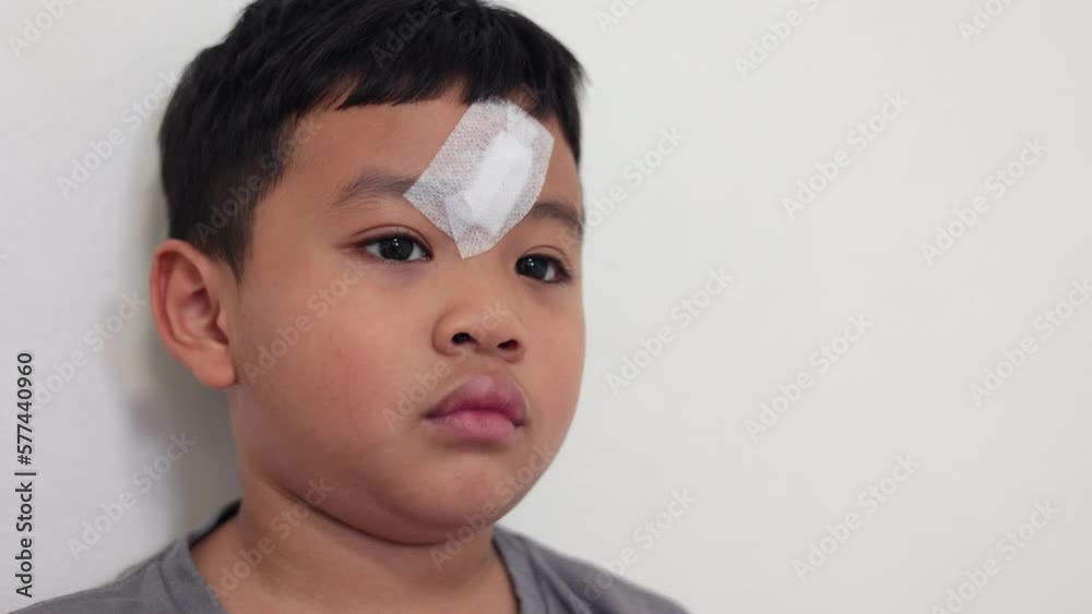 Vidéo Stock Asian boy is sad He had wound on face and fingers. Asian ...