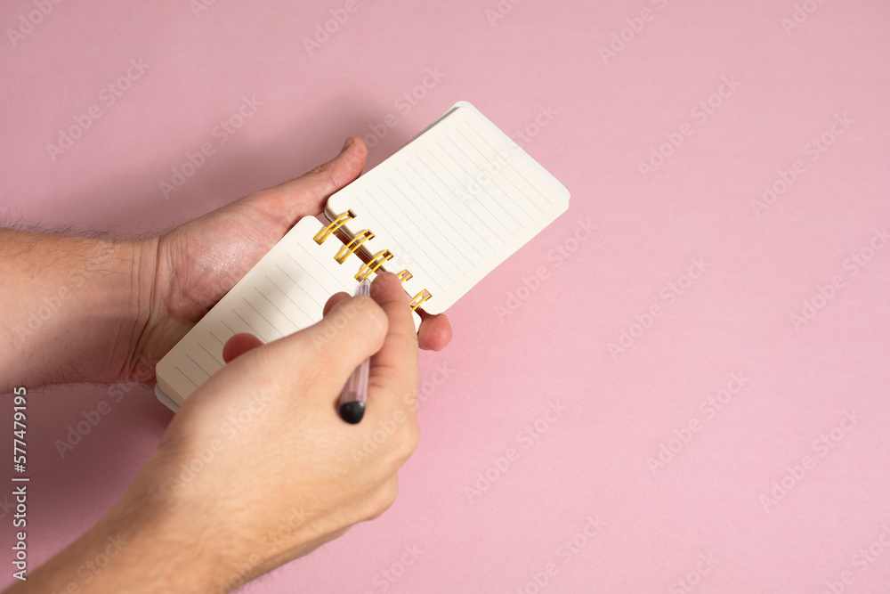 Persona escribiendo en una libreta - person writing in a notebook ...