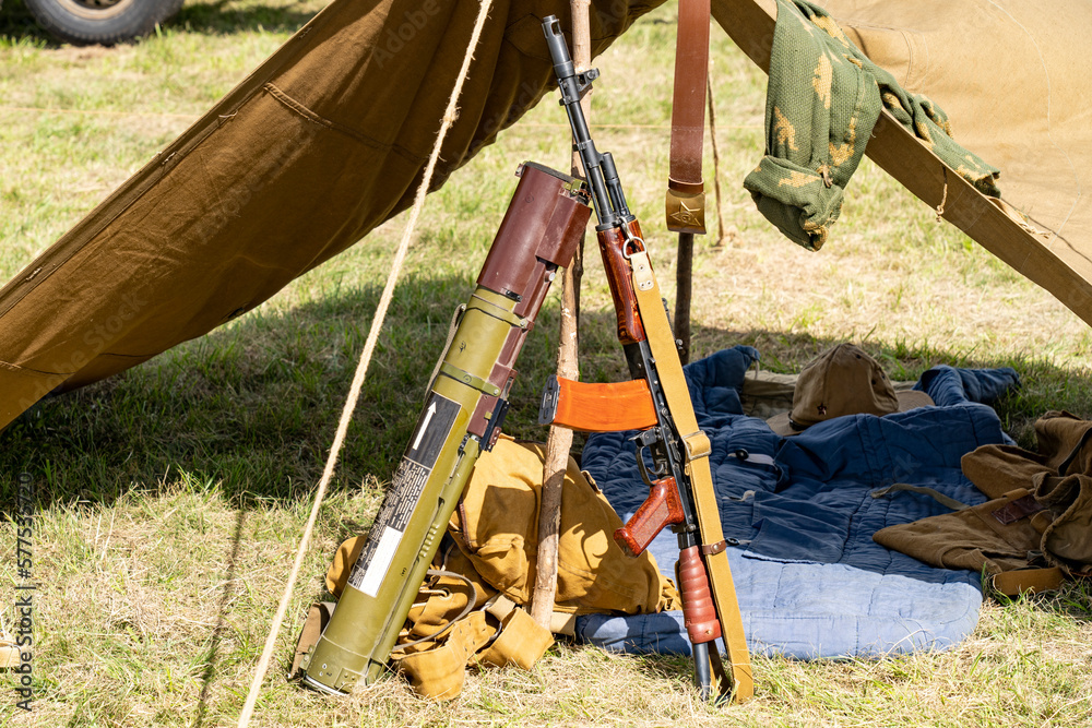 Foto de Soviet military camp with Kalashnikov assault rifle and RPG-22 ...