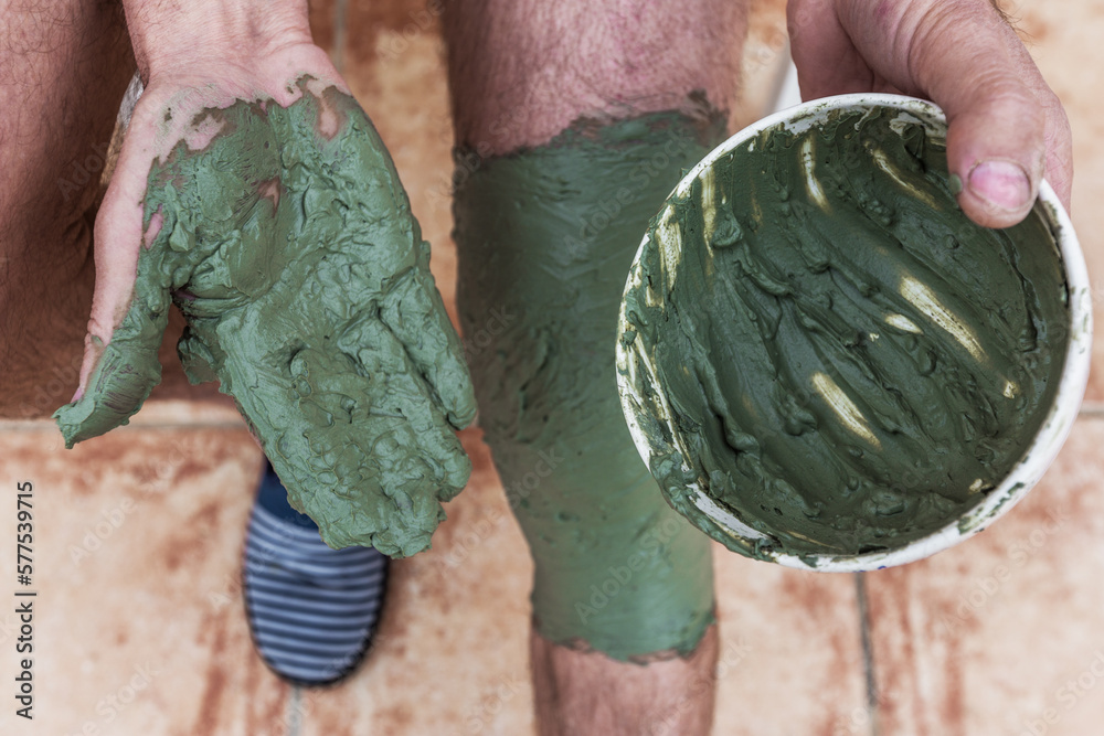 Cataplasme d'argile verte sur le genou Stock Photo | Adobe Stock