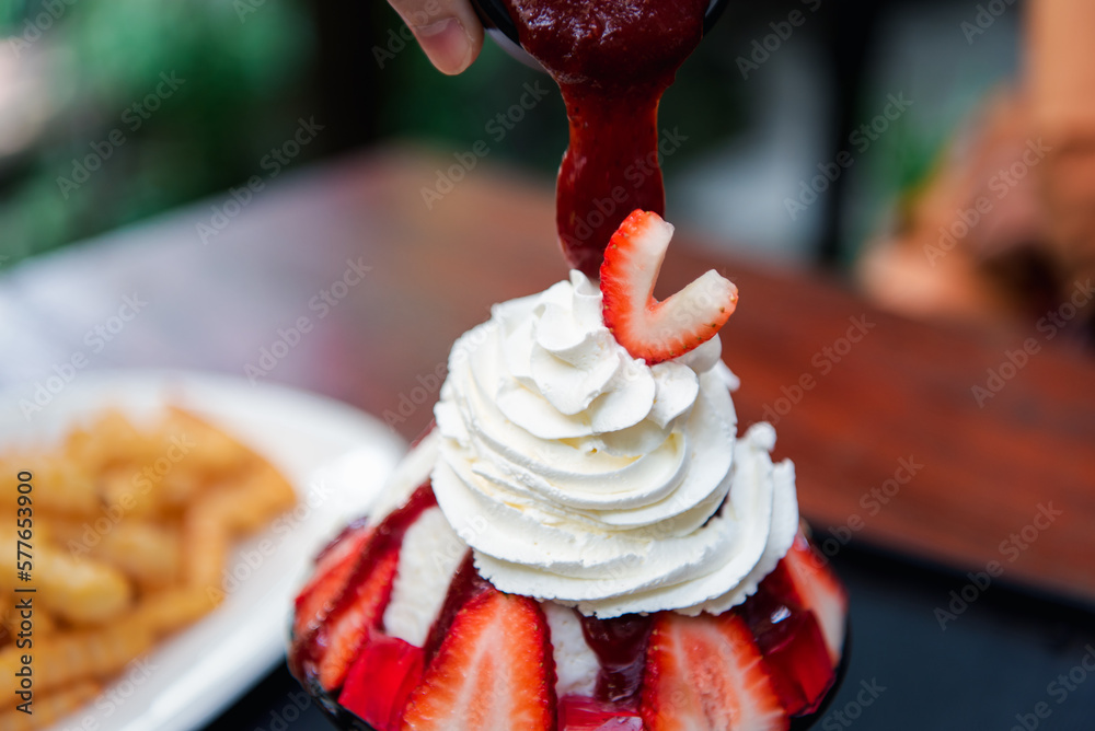 Foto de Bingsu or Bingsoo (Patbingsu) is a popular Korean shaved ice ...