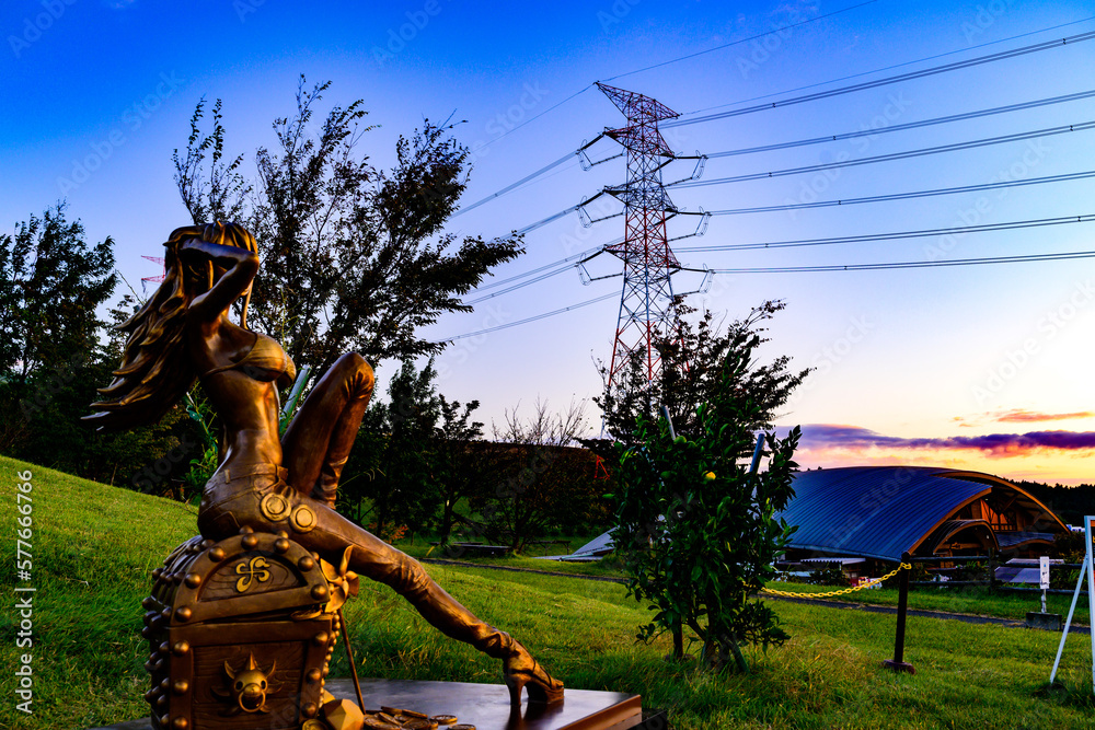 萌の里「ワンピース像・ナミ像」美しい夕焼け空を背景 Moe-no-Sato "One Piece Statue / Nami Statue ...