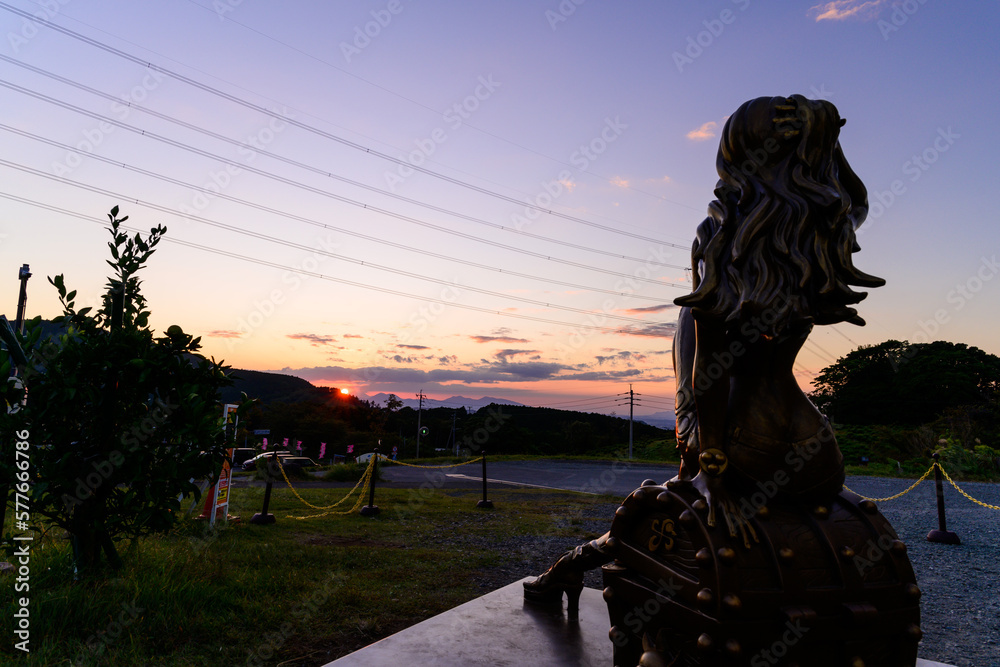 萌の里「ワンピース像・ナミ像」美しい夕焼け空を背景 Moe-no-Sato "One Piece Statue / Nami Statue ...