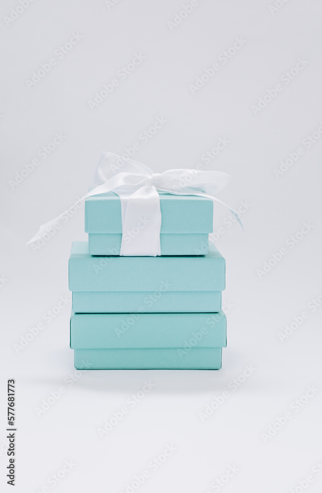 Tiffany box, put on each other, the upper box tied with silk ribbon ...
