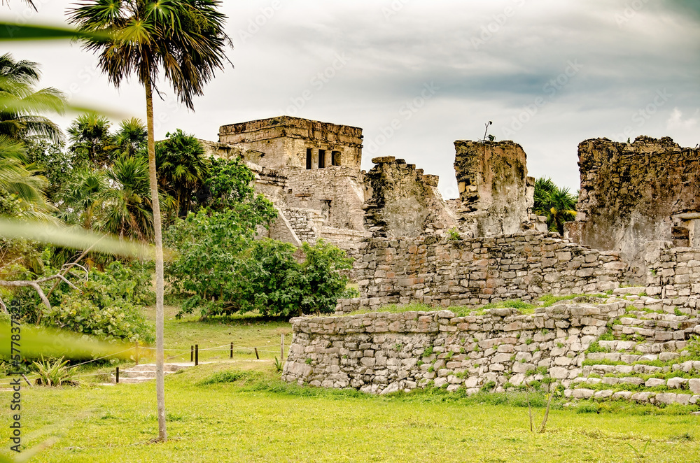 El castillo y otras construcciones en el establecimiento arqueológico ...
