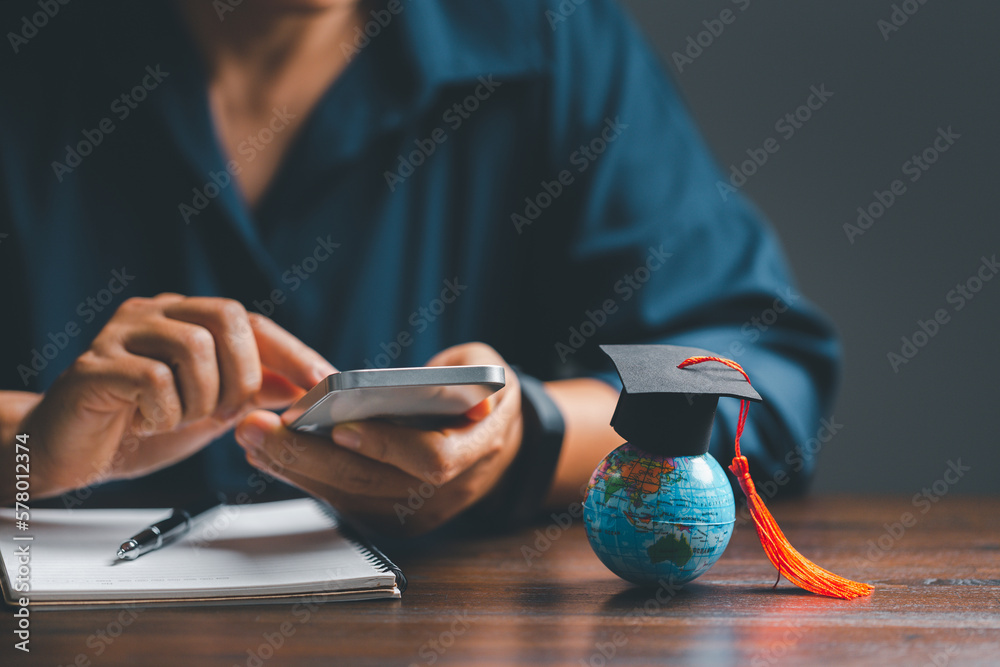 Graduation cap with Earth globe. Concept of global business study ...