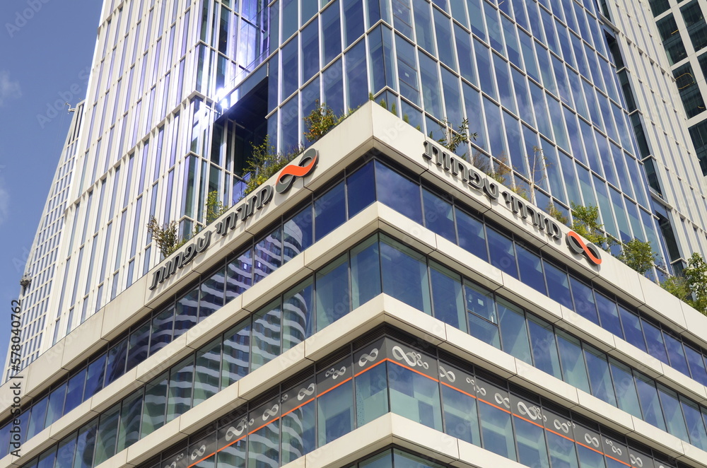 Foto de Israel. Bank transfer, Logo of Bank Mizrahi-Tefahot do Stock ...