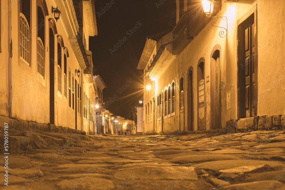 Foto de Paraty, Brazil. Street in historic downtown at night. Colonial ...