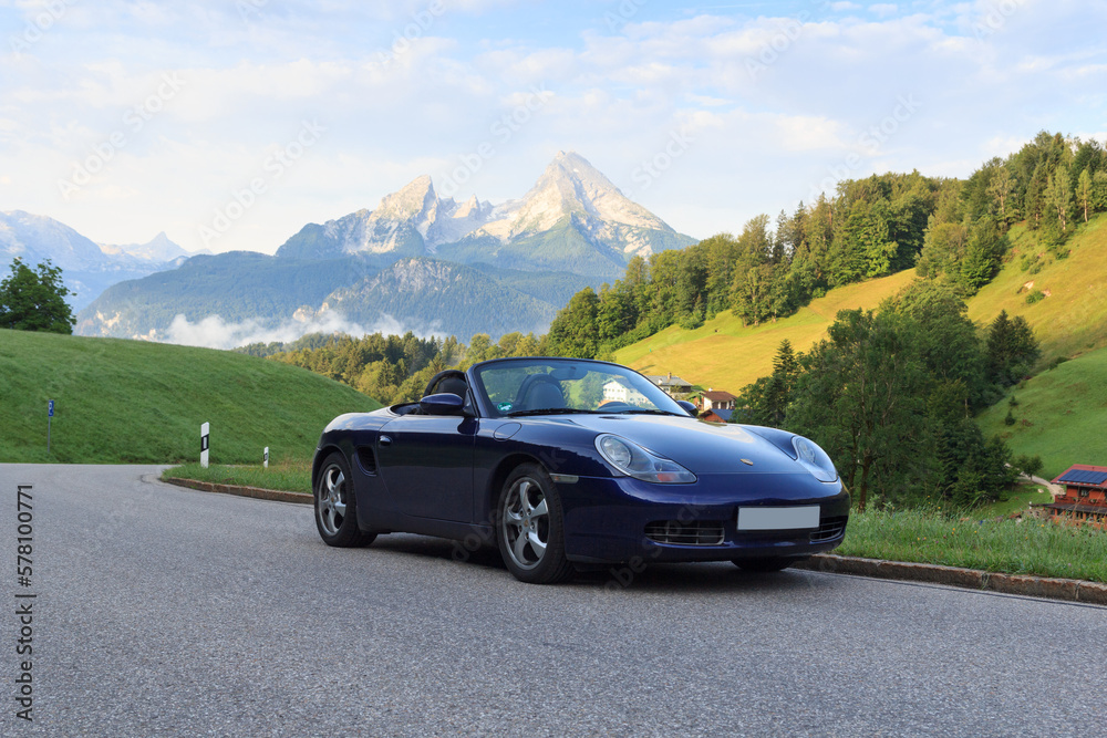 Foto de Berchtesgaden, Germany - July 25, 2021: Blue roadster Porsche ...