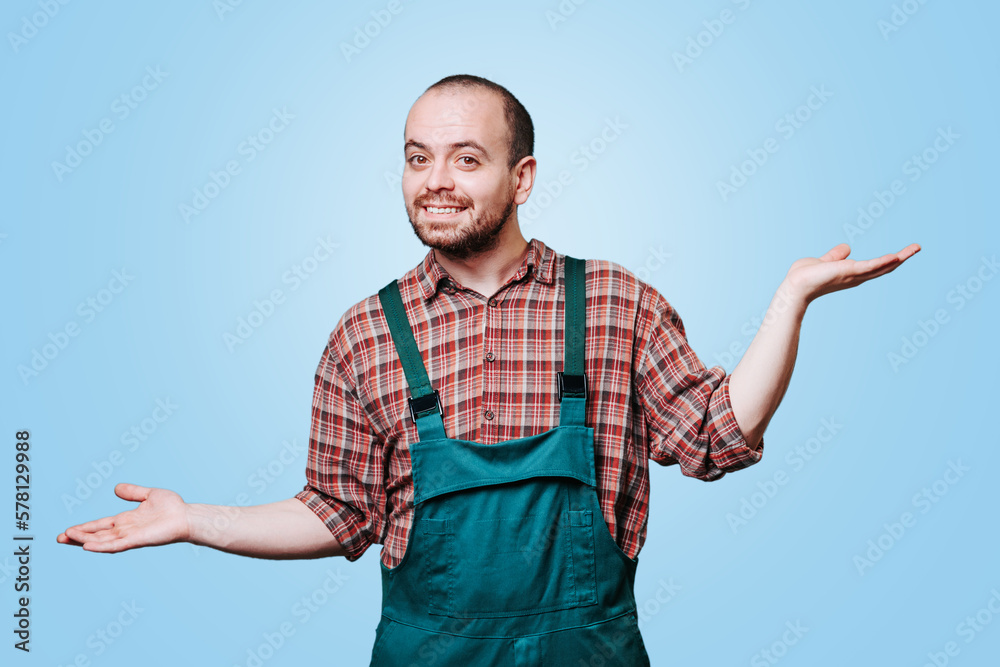 Foto de expressive workman in a coverall is captured in a moment of ...