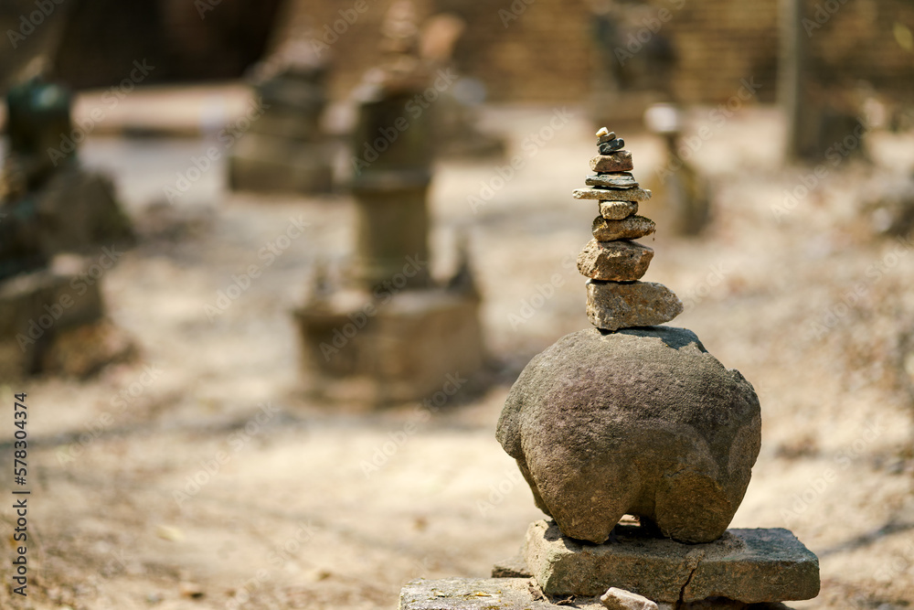 Foto de Stacking stones for meditation in front of old cave at Wat ...