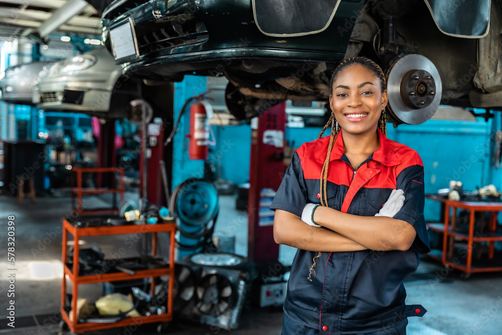 Foto de Engineer team checking under car condition on lifter in garage ...
