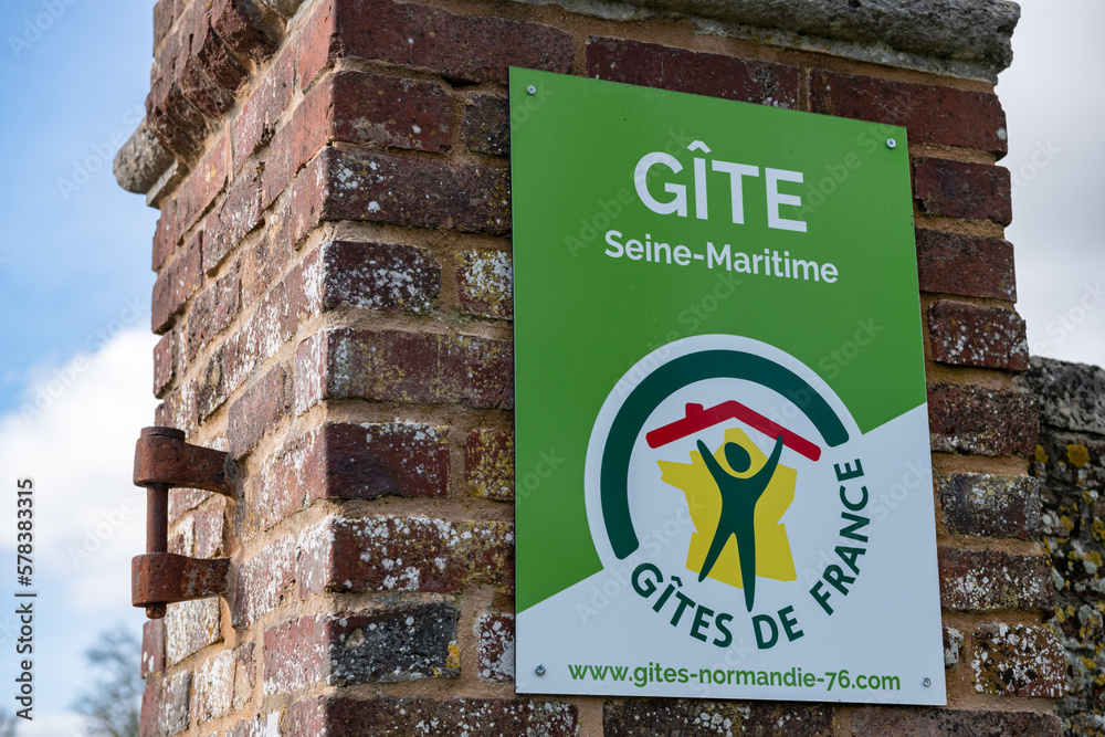 Gite de France à la campagne. Pancarte signalétique à l'entrée Stock ...